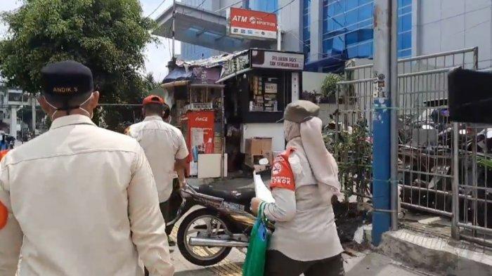 22 Spanduk Iklan Rokok di Jaktim Dicopot Satpol PP - Wartakotalive.com