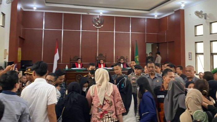 Hakim Terima Permintaan Anak Mantan Pejabat Pandeglang, Tangis ...