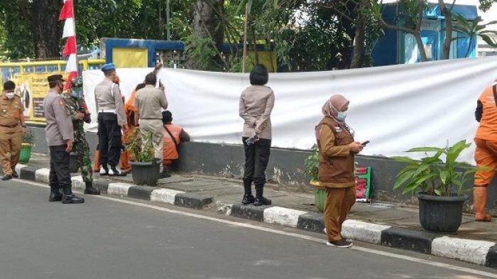 Kasus Covid-19 Melonjak, Taman Waduk Grogol Ditutup Sementara Petugas ...