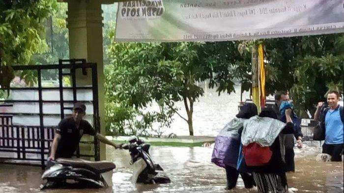 Hanya Punya Tiga Perahu Karet, BPBD Kota Bekasi Dibantu Polisi dan TNI ...