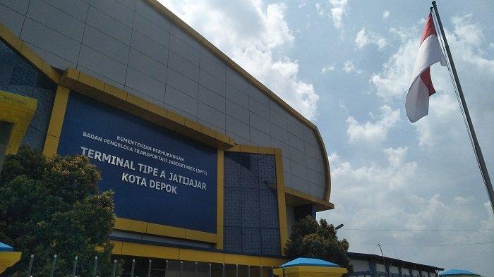 Jelang Lebaran 2022, Terminal Jatijajar Mulai Dipadati oleh Pemudik ...