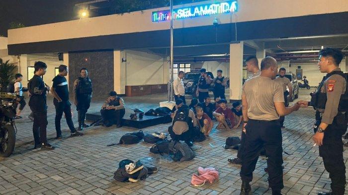 Dikira Mau Belajar Kelompok, Rupanya Puluhan Pelajar yang Nongkrong di ...