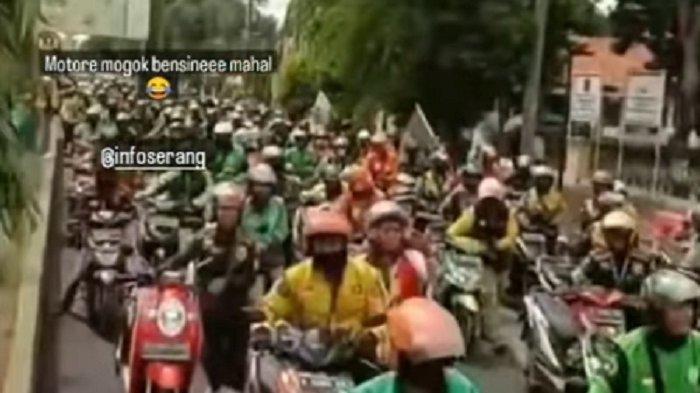 Tolak Kenaikan Harga BBM, Ribuan Ojol Unjuk Rasa Dorong Motor Mogok ...
