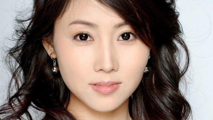 Lagu Mandarin Lao Qing Ge yang Dinyanyikan Tong Li, Pas Didengar Sambil Minum Kopi dan Bengong ...