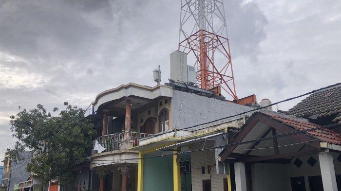 Bangun Tower Provider di Lantai Tiga Rumah, Warga Perumahan Telaga Elok ...