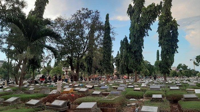 Di Tengah Pandemi Covid-19 yang Masih Tinggi, TPU Utan Kayu Ramai ...