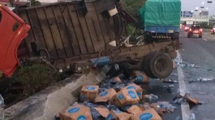 Truk Bermuatan Air Mineral Terguling Setelah Dihajar Truk Tronton di Tol Cawang Grogol ...