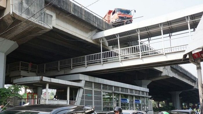 Truk Sampah Nyaris Terjun Bebas dari Jalan Layang Tol Tanjung Priok - Wartakotalive.com