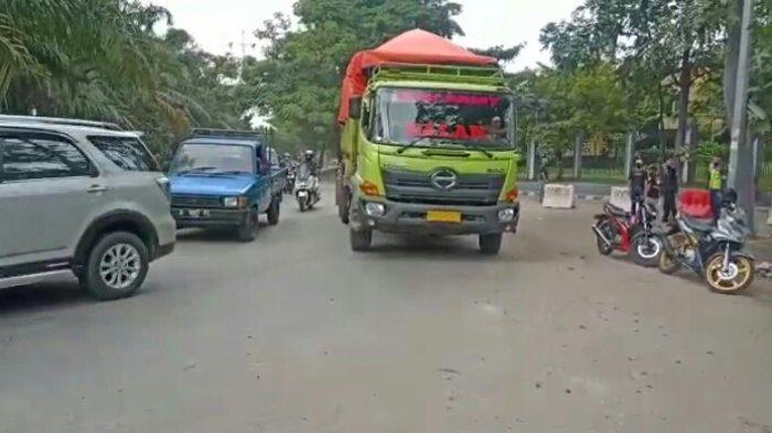 Truk Tronton Dibiarkan Bebas Melintasi di Kota Tangerang Meski Ada ...
