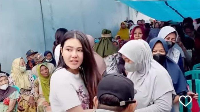 Via Vallen Berbagi Sembako Disela Jalani Ibadah Puasa, Warga Antusias, Sabar hingga Tertib ...