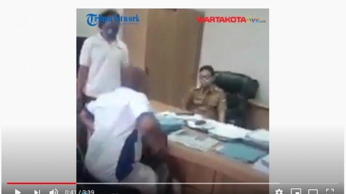 VIDEO Viral Pria Berkepala Plontos Bawa Ular Piton, Diduga Minta Proyek ... VIDEO Viral Pria Berkepala Plontos Bawa Ular Piton, Diduga Minta Proyek ...