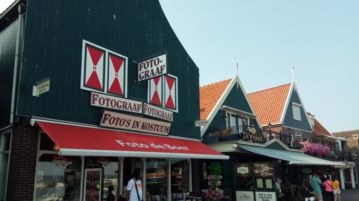 Asyiknya Foto Rame-rame di Volendam Belanda Memakai Busana Tradisional ...