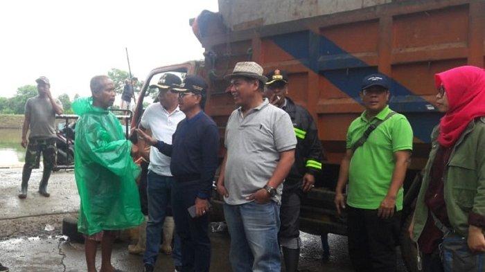 Wakil Wali Kota Tangerang Ikut Bantu Angkut Sampah yang Sumbat Gorong-gorong di Ciledug ...