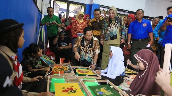 Gubernur Jenderal Thomas Stanford Raffles pun Kesengsem Batik Nusantara ...