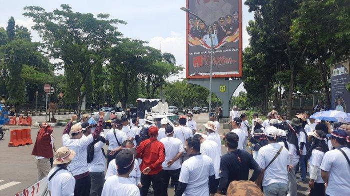 Warga Perumahan di Gunung Sindur Geruduk Kantor Bupati Bogor, Tolak Pembangunan Pabrik Tisu ...