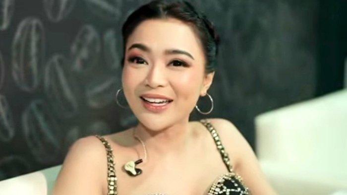 Wika Salim Mulai Asyik Manggung Keliling Indonesia hingga Dipuji Luna ...