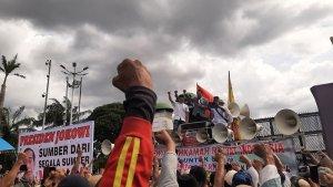 Massa Aksi APDESI Rusuh, Bakar Spanduk hingga Lempar Batu ke Dalam Gedung DPR RI - Wartakotalive.com