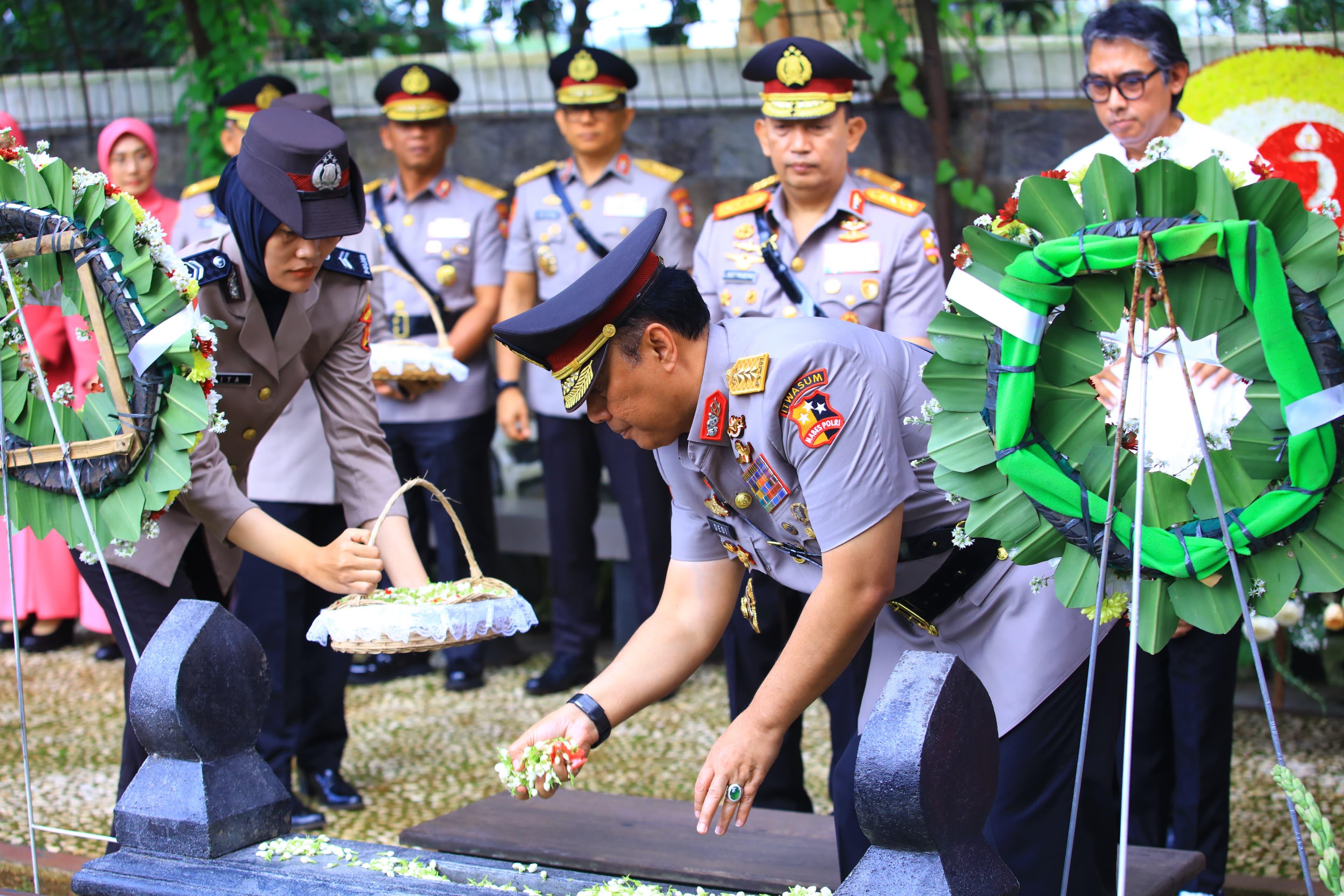 Ziarah ke Makam BJ Habibie hingga Jenderal Hoegeng Jelang Hari Bhayangkara ke-79, Ini Pesan ...