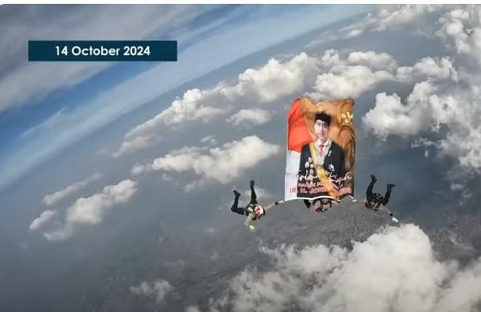 Potret Jokowi-Prabowo Berkibar dengan Gagah di Tangan Para Penerjun ...