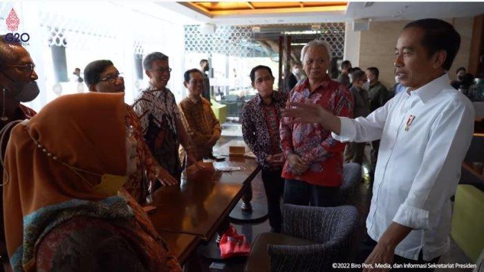 Reuni Bareng Teman Kuliah Jokowi Buat Rekan Rekannya Tertawa Ngakak