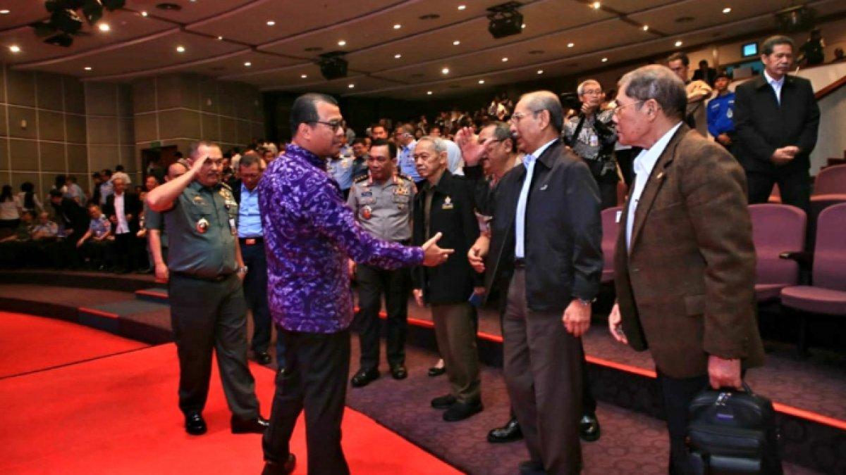 Standing Ovation untuk Andi Widjajanto - Tribun Wow