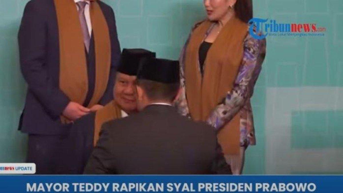 Aksi Sigap Mayor Teddy Rapikan Syal Prabowo di Hadapan Pemimpin Dunia ...
