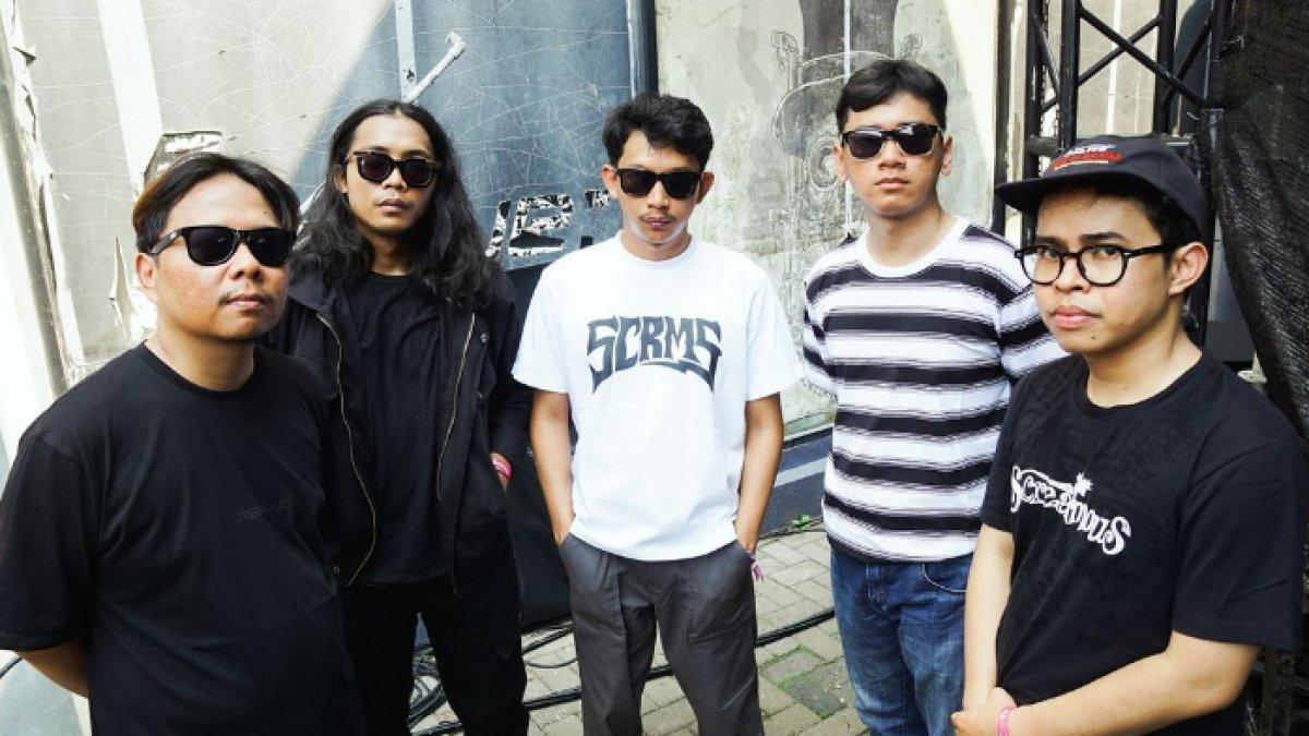 Chord Track 8 - The Jeblogs, Kunci Mudah, Lirik: Kilasan-kilasan ...