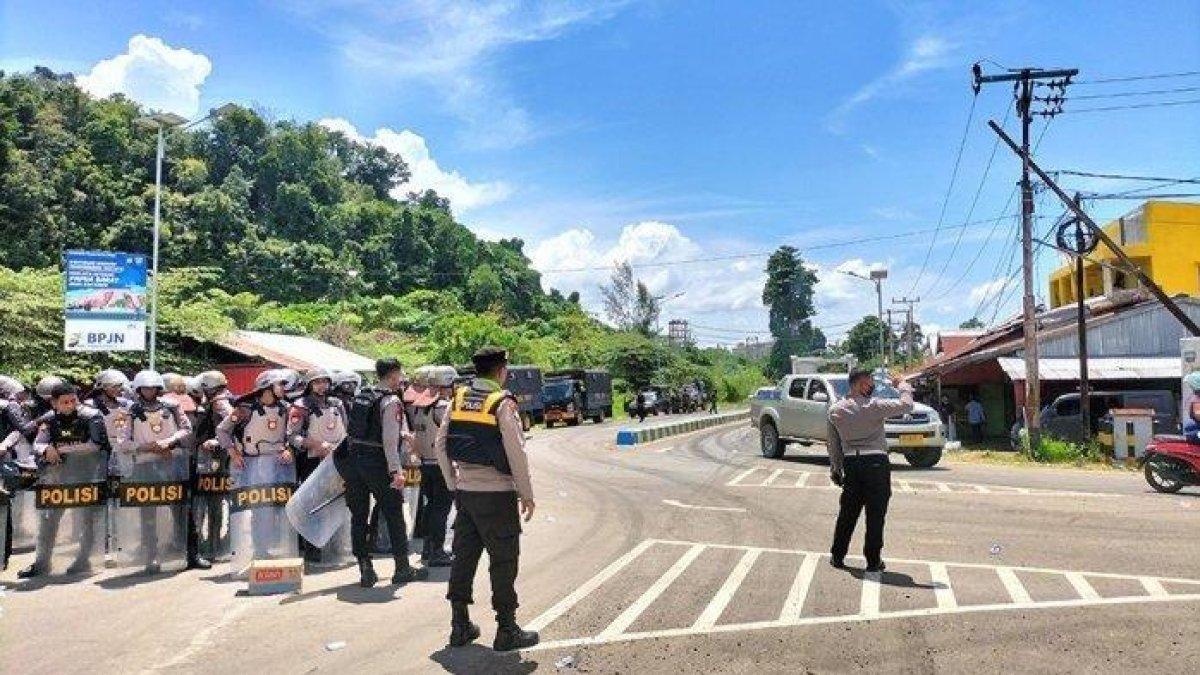 BREAKING NEWS Polisi Lepaskan Tembakan Gas Air Mata untuk Buka Paksa Blokade Jalan Trans-Papua ...