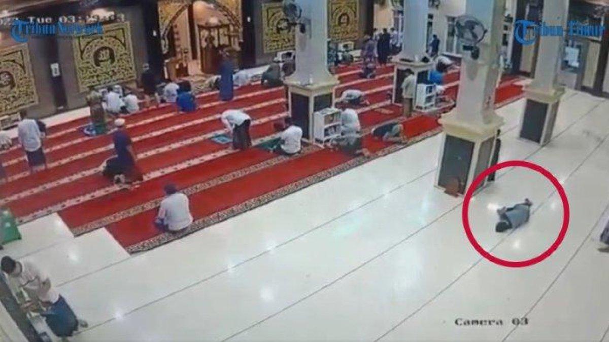 Viral CCTV Rekam Detik-Detik Dosen Unhas Makassar Meninggal saat Salat di Masjid, Berikut ...