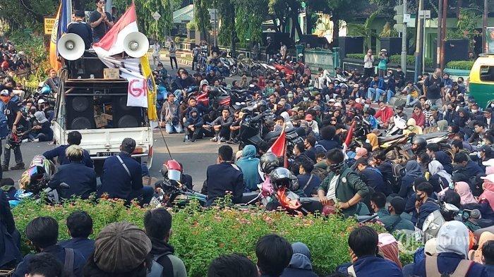 Aksi Massa Demo Tolak UU Cipta Kerja, Ricuh di Yogyakarta dan Medan hingga Blokade Jalan di ...