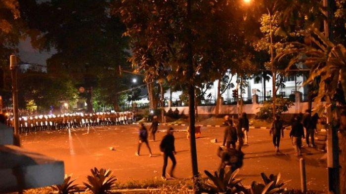 Demo Tolak UU Cipta Kerja di Bandung Ricuh, Berawal Aksi Saling Dorong hingga Berujung ...