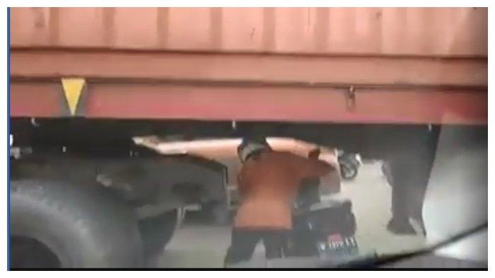 Viral di FB Aksi Emak-emak Terjang Kemacetan, Nekat Lewat Bawah Truk Kontainer Layaknya ...