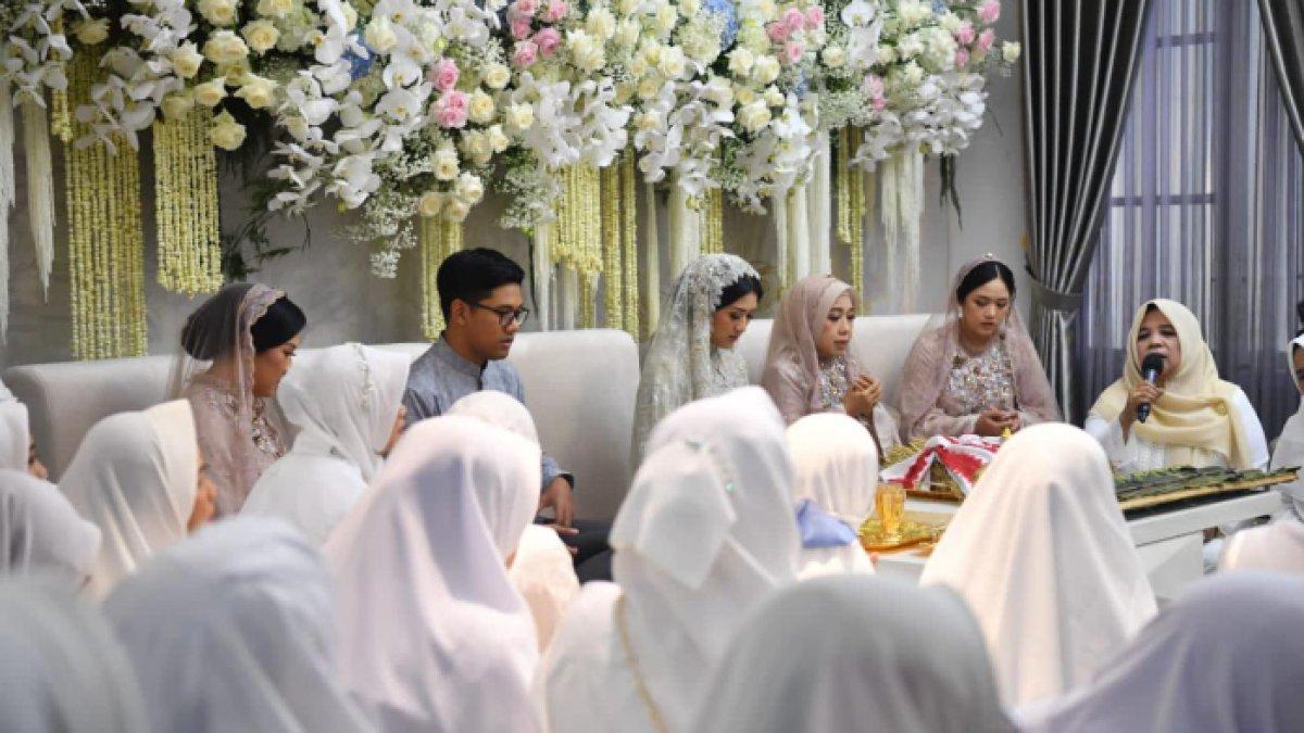 Potret Erina Gudono saat Ikuti Pengajian Khataman Alquran, Awali Rangkaian Pernikahan dengan ...