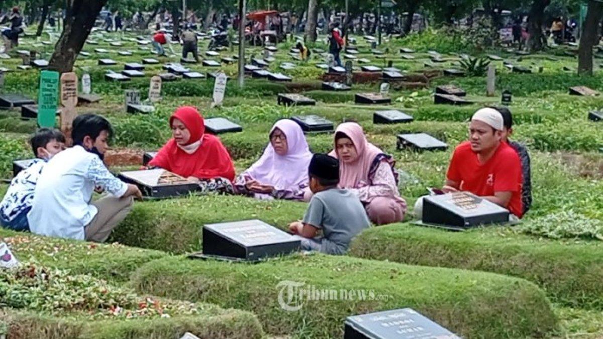 Nyekar Sebelum Ramadhan Boleh? Ini Kaya Ustaz Adi Hidayat Beserta Hadistnya - Tribun Wow