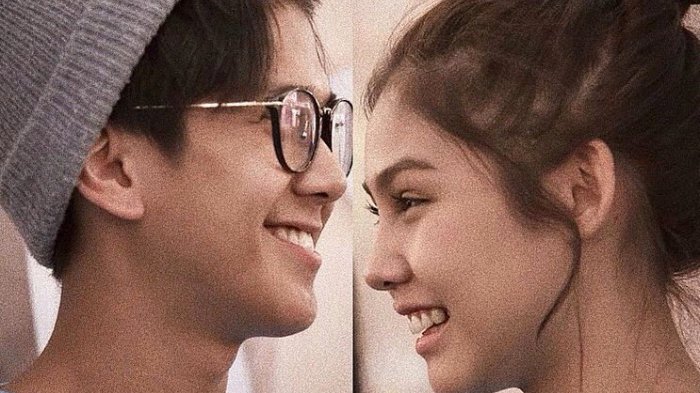 8 Dialog Romantis yang Lagi Populer di Film 'Dilan 1990', Bikin Meleleh ...