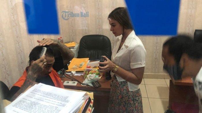 Momen Jerinx Disisiri sang Istri sebelum Jalani Sidang, Ungkap Hal yang ...