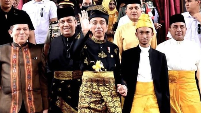 Jokowi, Pantun, dan Gelar Bangsawan Kesultanan Deli di Istana Maimun ...