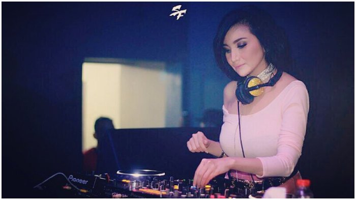 Jarang Muncul di TV, Ini 5 Potret Seksi Kiki Amalia Saat Nge-DJ - Tribun Wow
