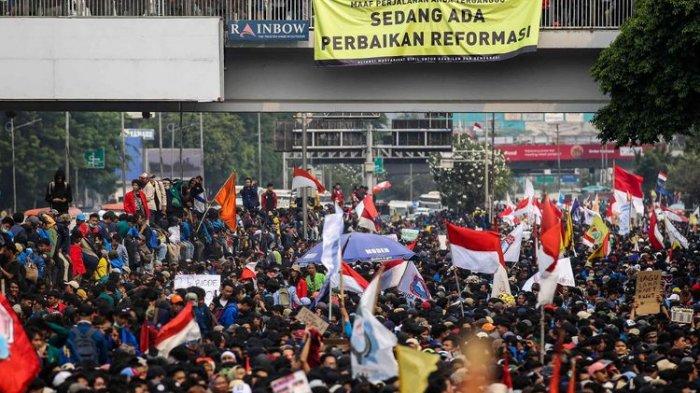 Kronologi Aksi Demo Mahasiswa di Depan DPR RI yang Berakhir Ricuh ... Kronologi Aksi Demo Mahasiswa di Depan DPR RI yang Berakhir Ricuh ...