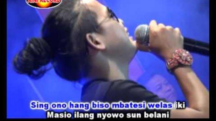 Lirik Lagu dan Chord Gitar Kanggo Riko oleh Demy, Lagu Banyuwangi ...