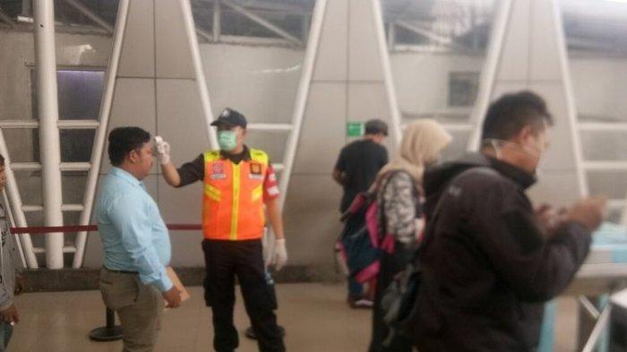 Penumpang KRL Kejang Viral di Medsos hingga Diduga Virus Corona, PT KCI Sebut Hanya Sakit Maag ...