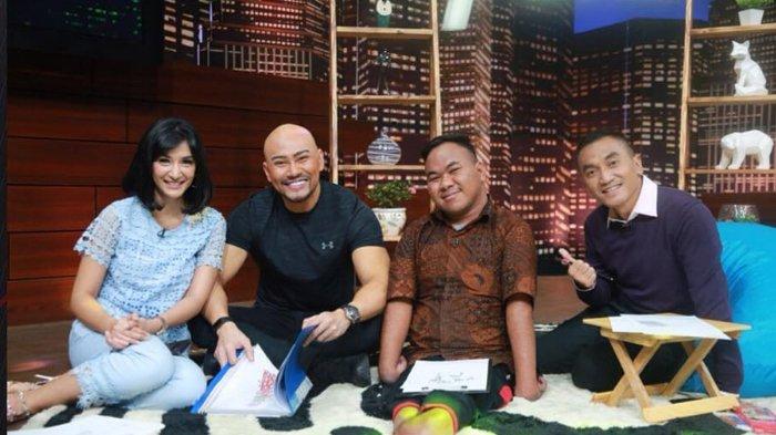 Rahmat Hidayat, Desainer Difabel yang Hobi Desain Baju karena Nonton ...