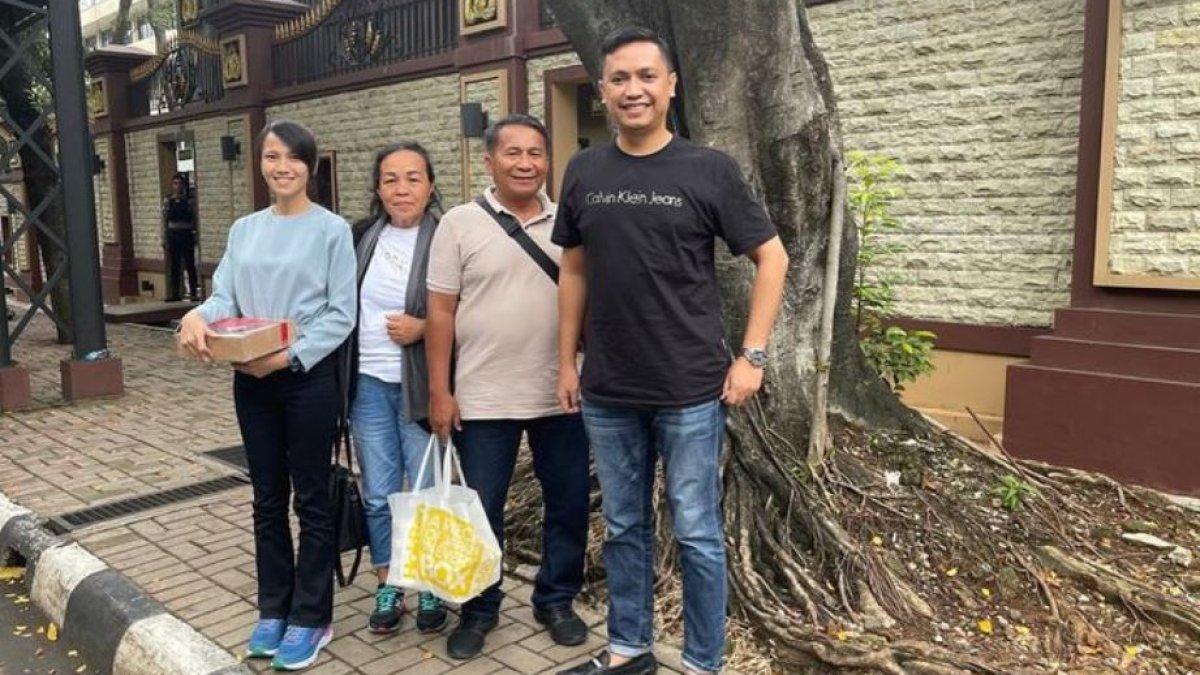 Rayakan Natal Dalam Bui, Bharada E Dikunjungi Orangtua, Ronny Talapessy ...