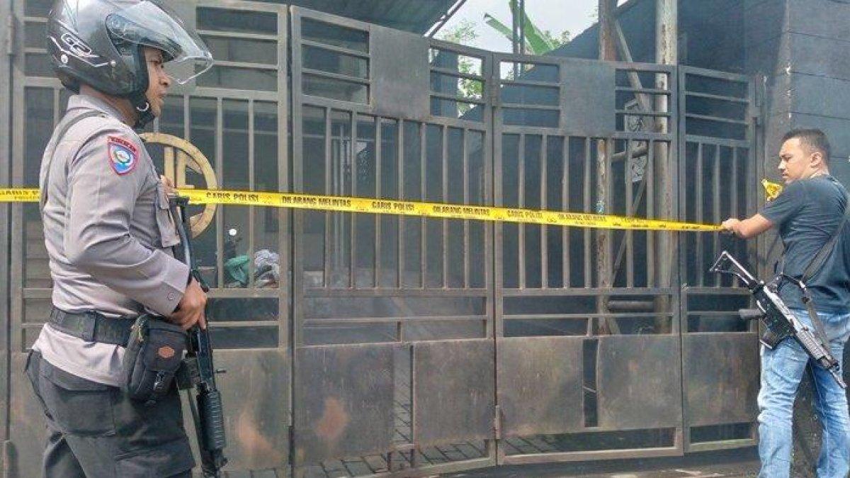 Detik-detik Pria Teror Kantor JNE di Magelang, Lempar Bom Molotov ...