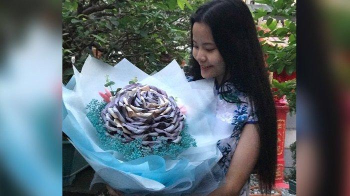 Viral Pria Beri Buket Bunga Valentine Terbuat dari Uang Dolar dan ...