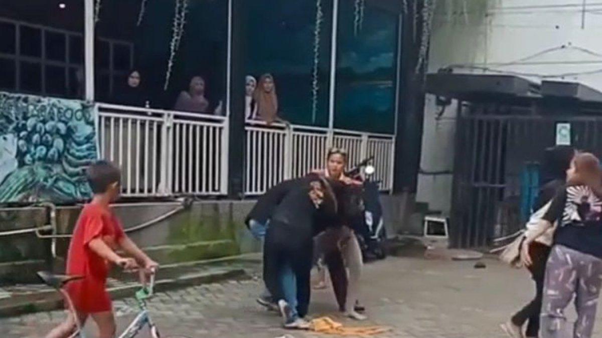 Tiga Wanita Keroyok Terduga Pelakor di Depan Anak-anak, si Pria Tak Bisa Melerai, Polisi Buru ...